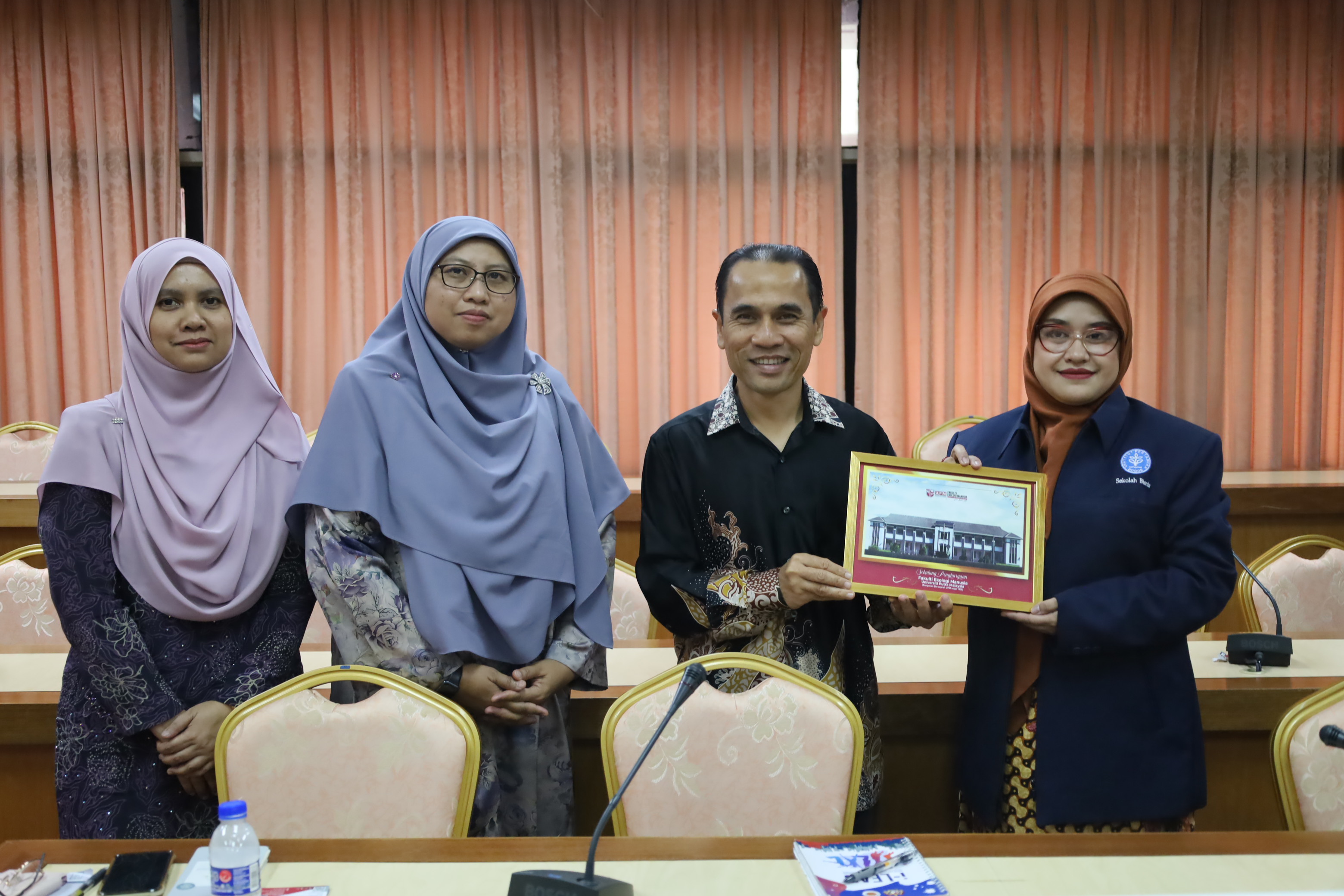 Lawatan disusuli dengan sesi interaktif bersama Persatuan Pelajar ...